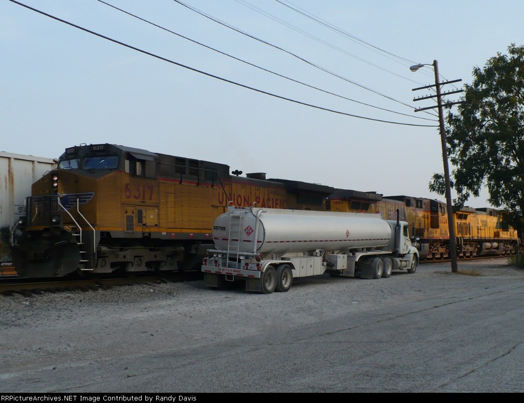 UP 6317 Getting Fueled